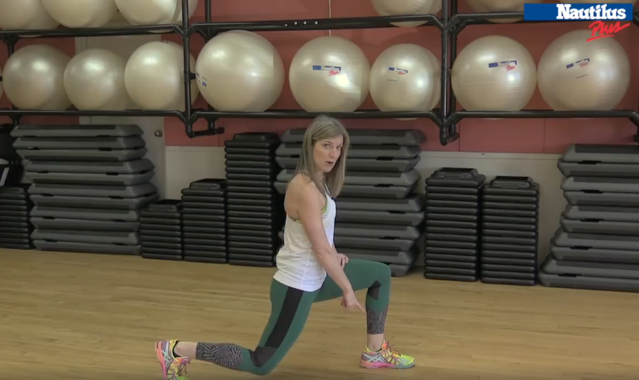 Comment effectuer une fente avant (lunge) | Nautilus Plus