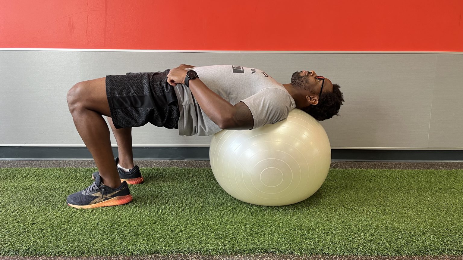 Hip thrust: when and how to execute it - Nautilus Plus | Nautilus Plus